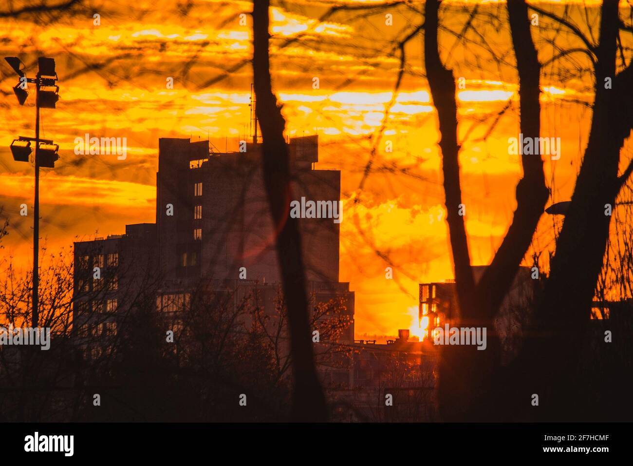 Rising sun over a city hi-res stock photography and images - Alamy