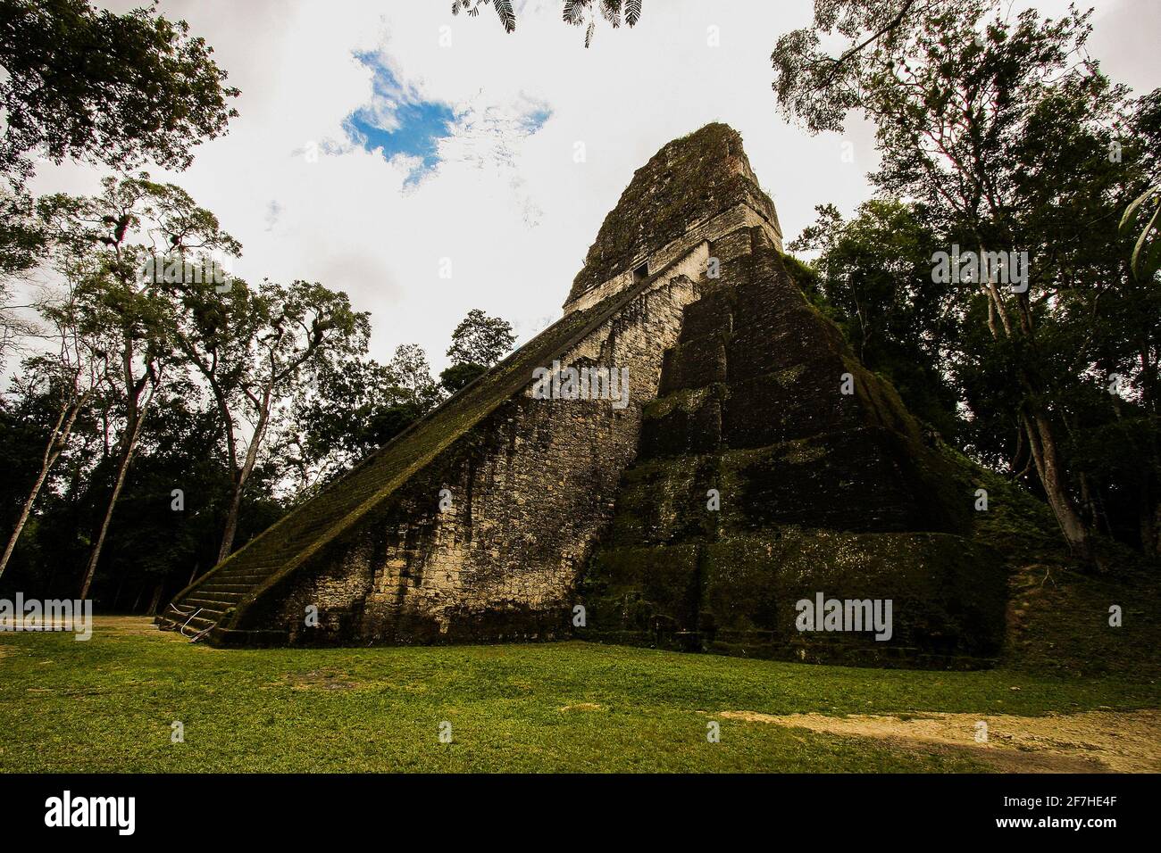 Pyramids mayan ruins tikal national hi-res stock photography and images ...