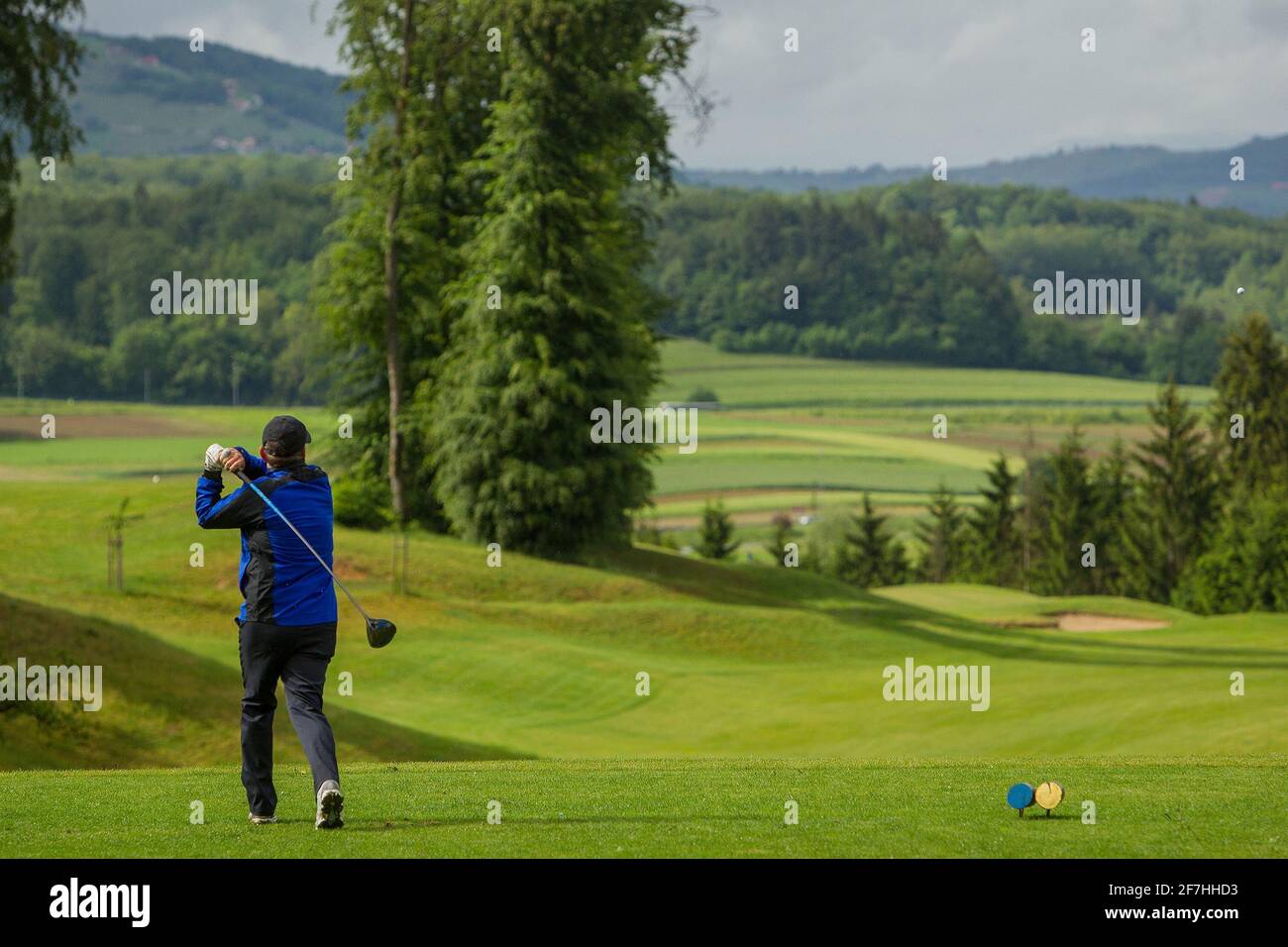 Hitting a golf ball hi-res stock photography and images - Alamy