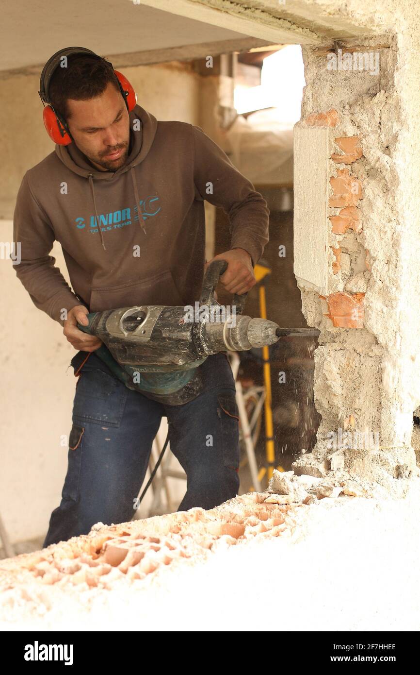 Demolishing a house hi-res stock photography and images - Alamy