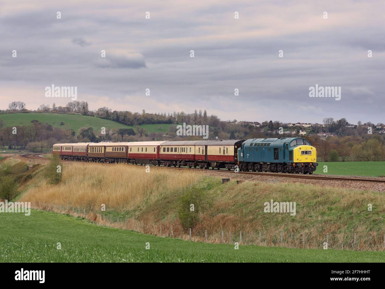 Class 40 Whistler locomotive 40145 heads into Bath️ on Locomotive ...