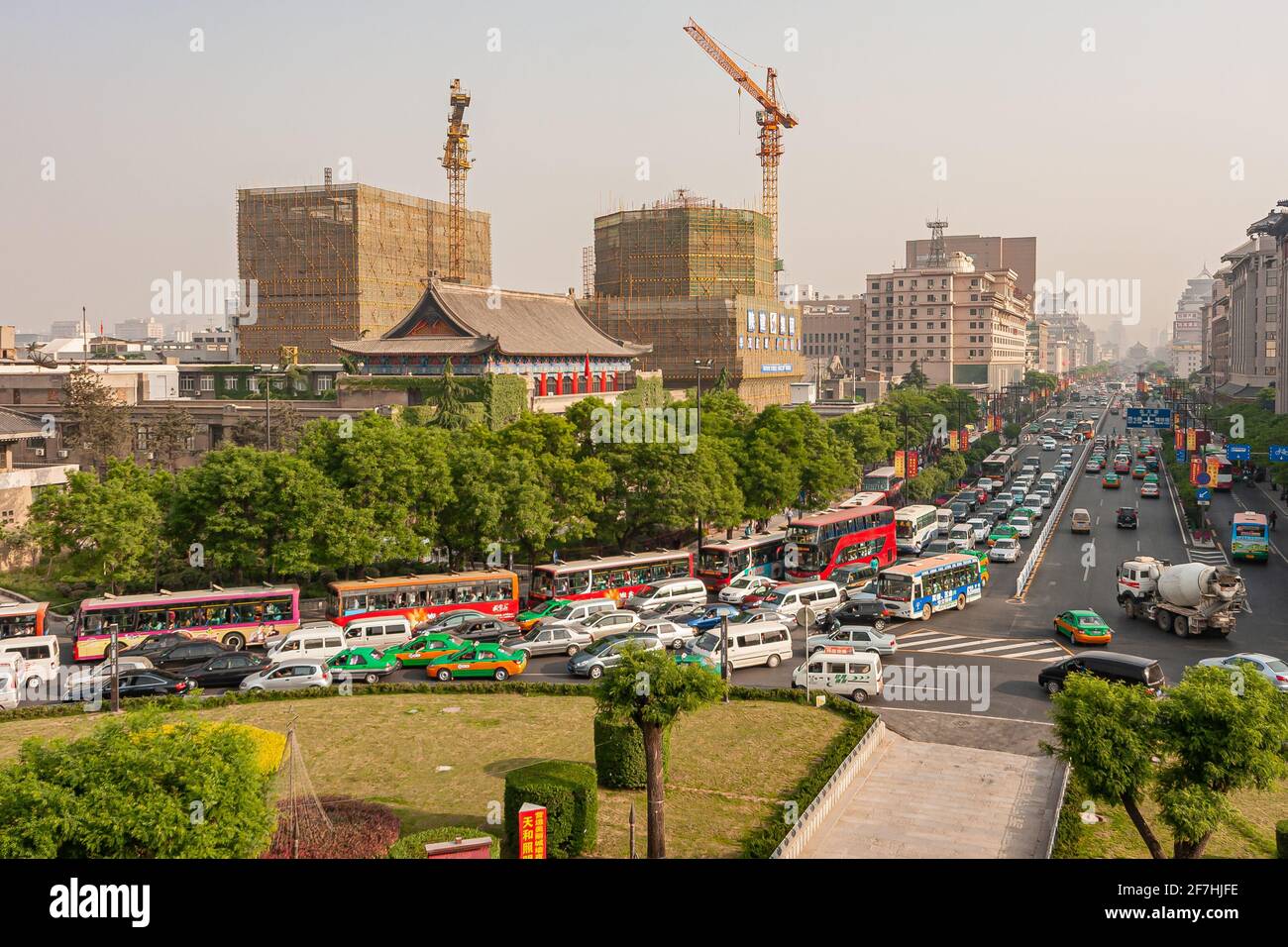 Hazy sky with buildings hi-res stock photography and images - Alamy