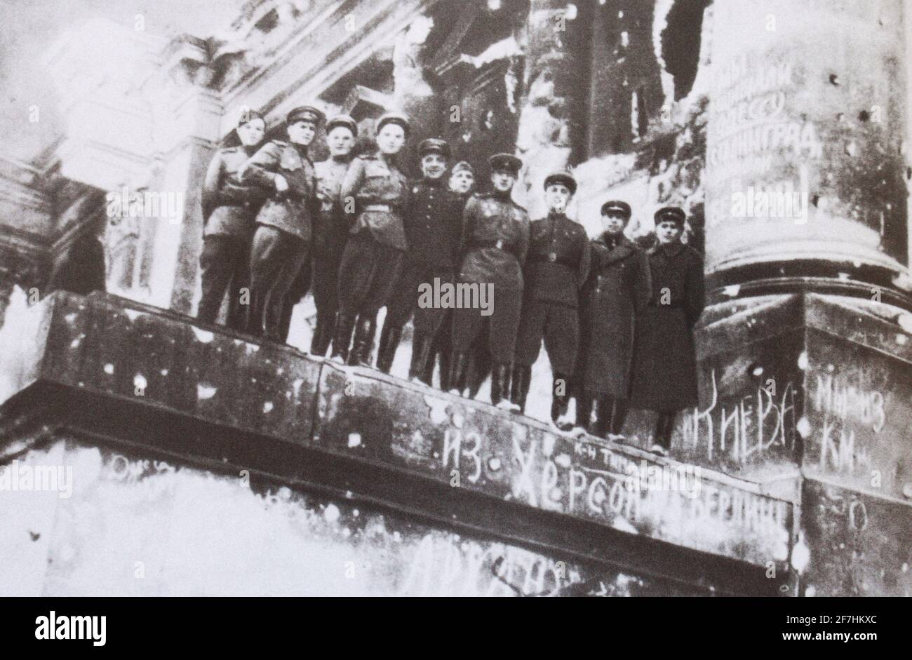 Soviet soldiers on the pediment of the Reichstag in Berlin in 1945 ...