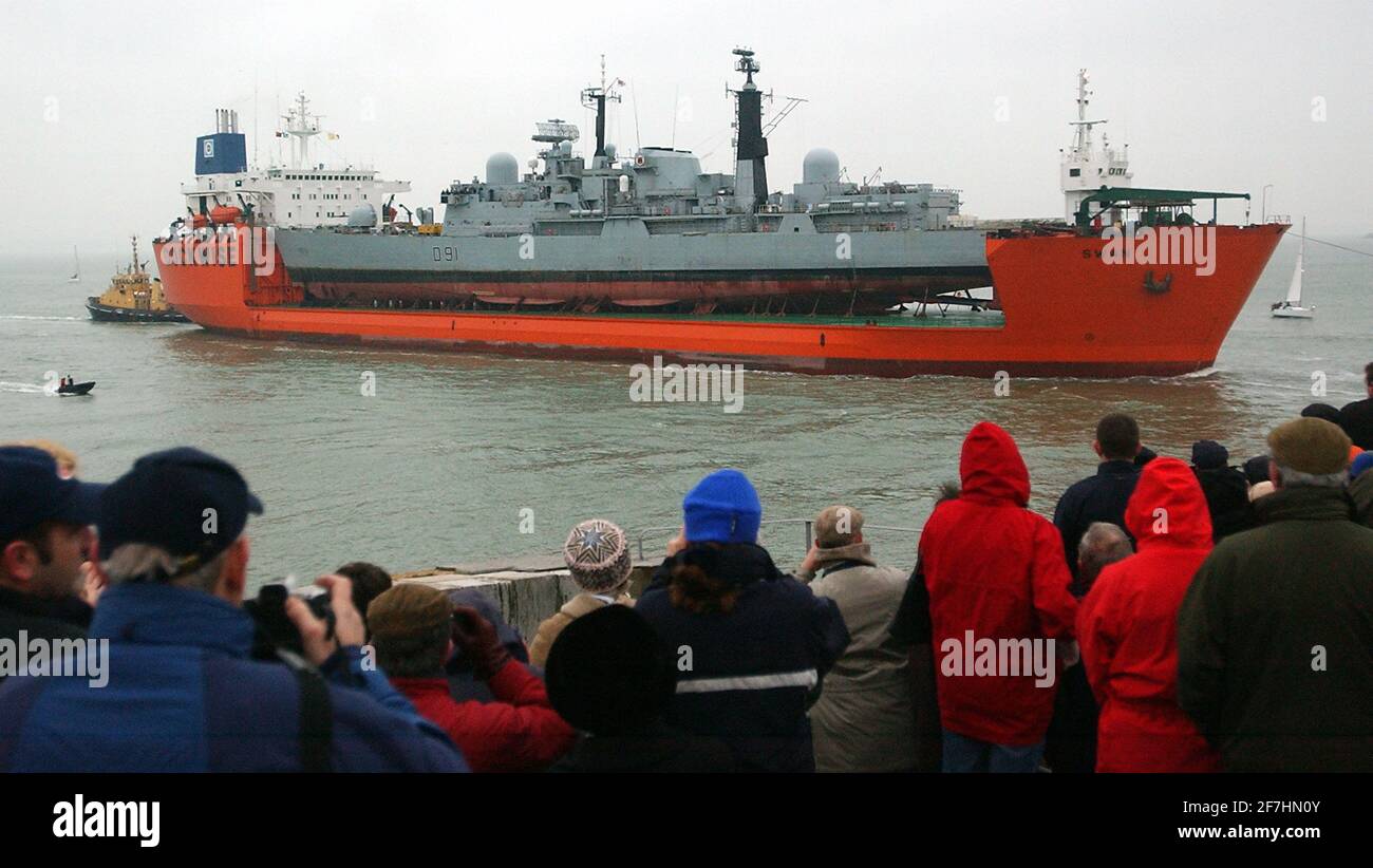 HMS NOTTINGHAM ARRIVES INTO PORTSMOUTH NAVAL BASE. PIC MIKE WALKER ...