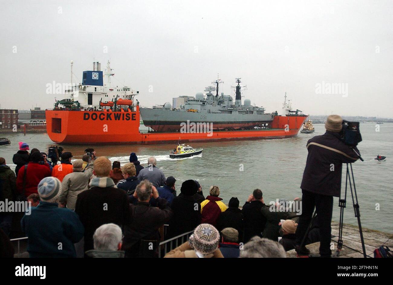 HMS NOTTINGHAM ARRIVES INTO PORTSMOUTH NAVAL BASE. PIC MIKE WALKER,2002 ...
