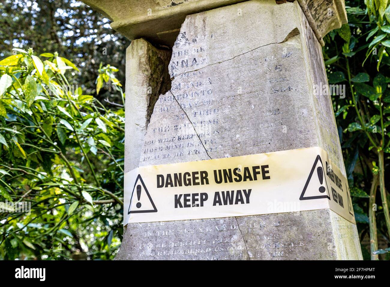 Cracked monument london hi-res stock photography and images - Alamy