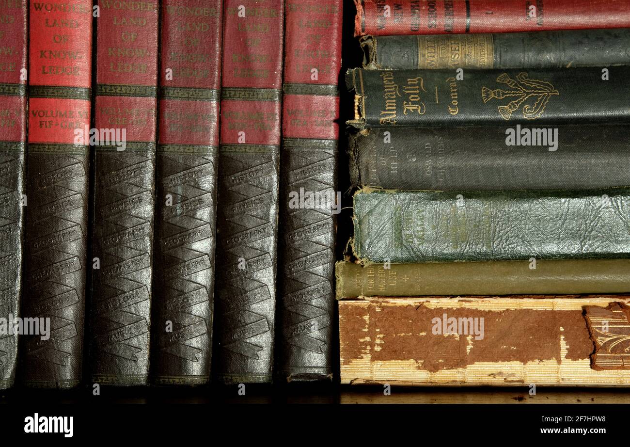 Vintage book spines hi-res stock photography and images - Alamy