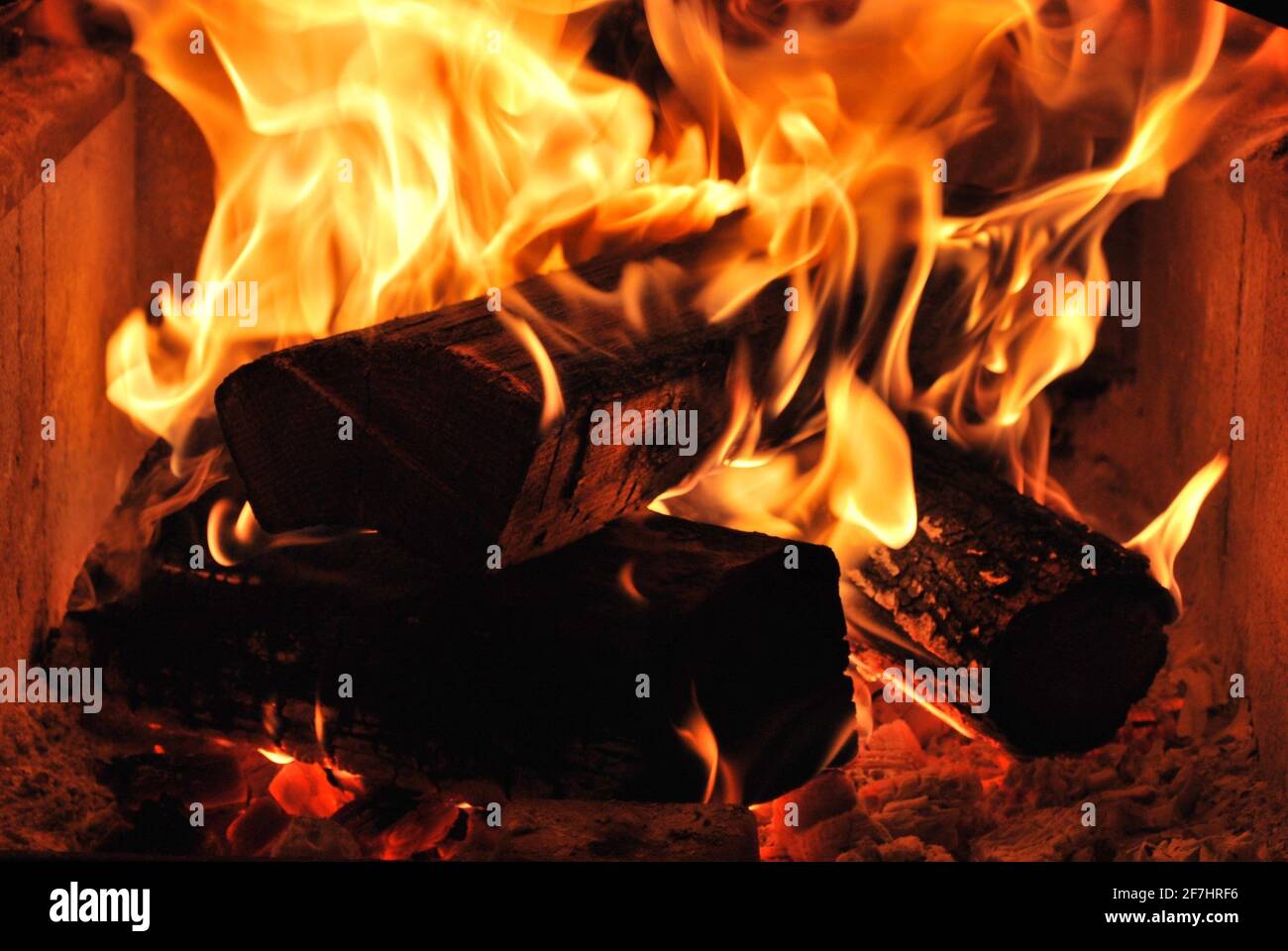 Yule log fire hi-res stock photography and images - Alamy