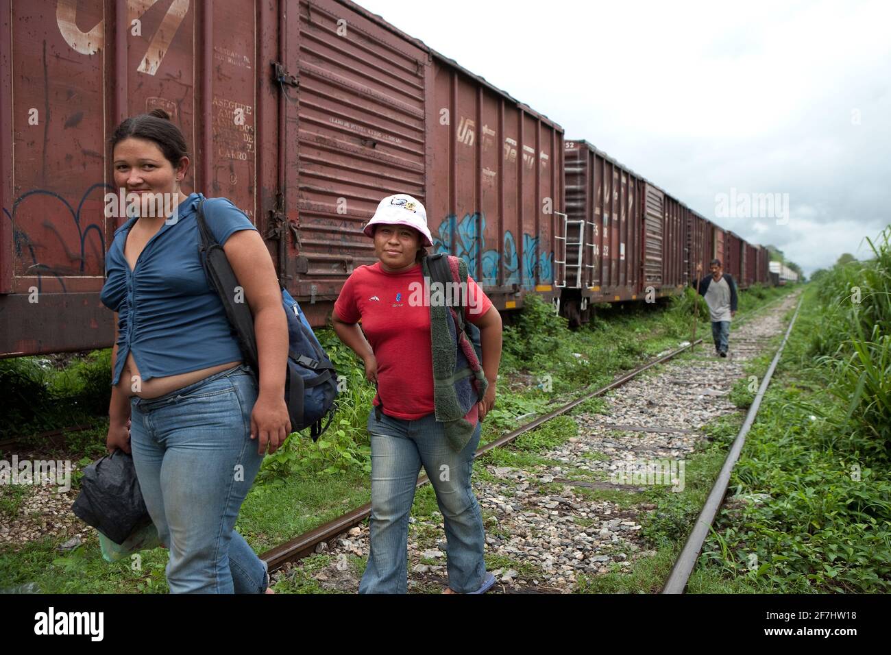 Central american women children border hi-res stock photography and ...