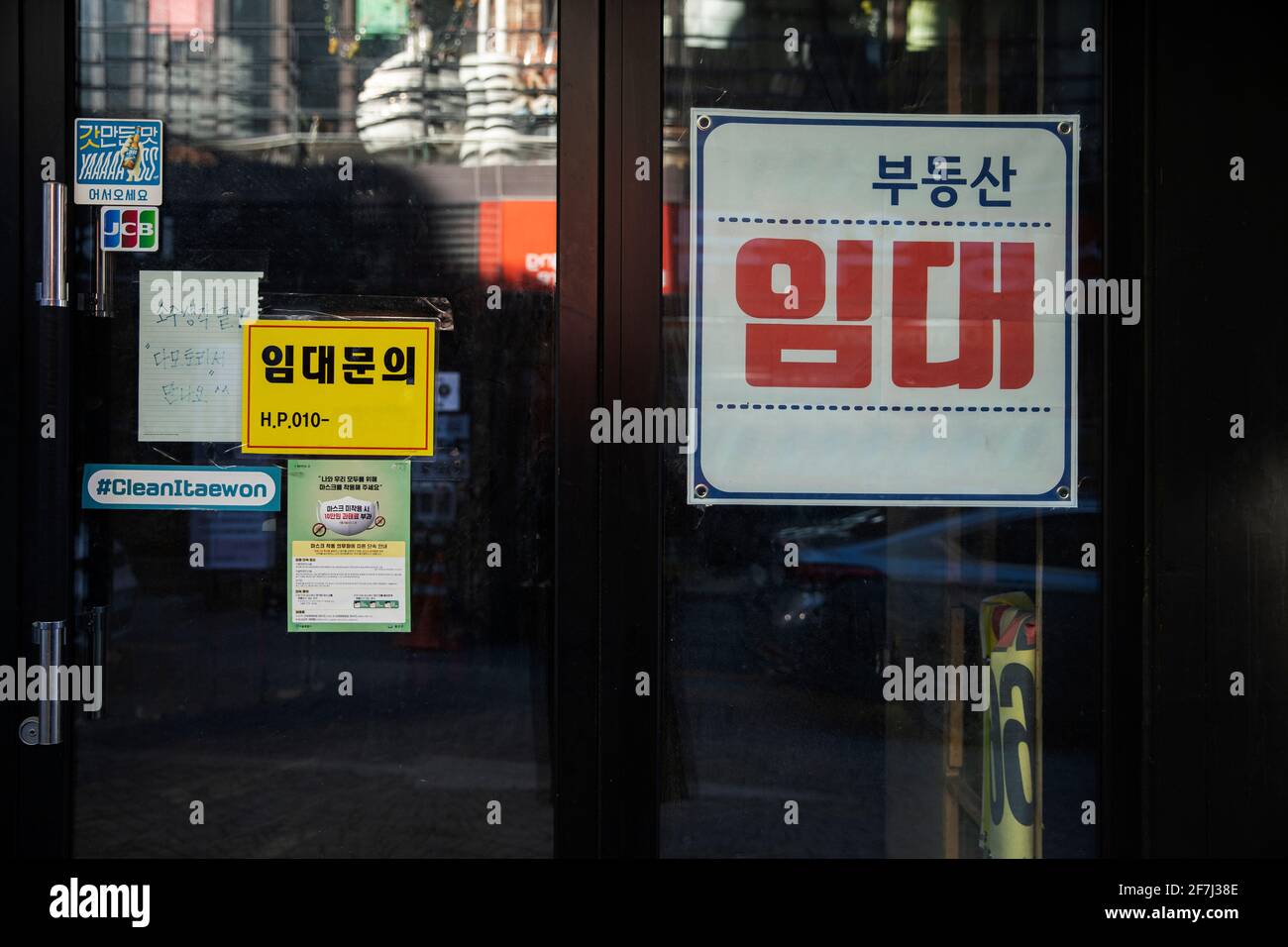 for lease, space for rent signage Stock Photo - Alamy