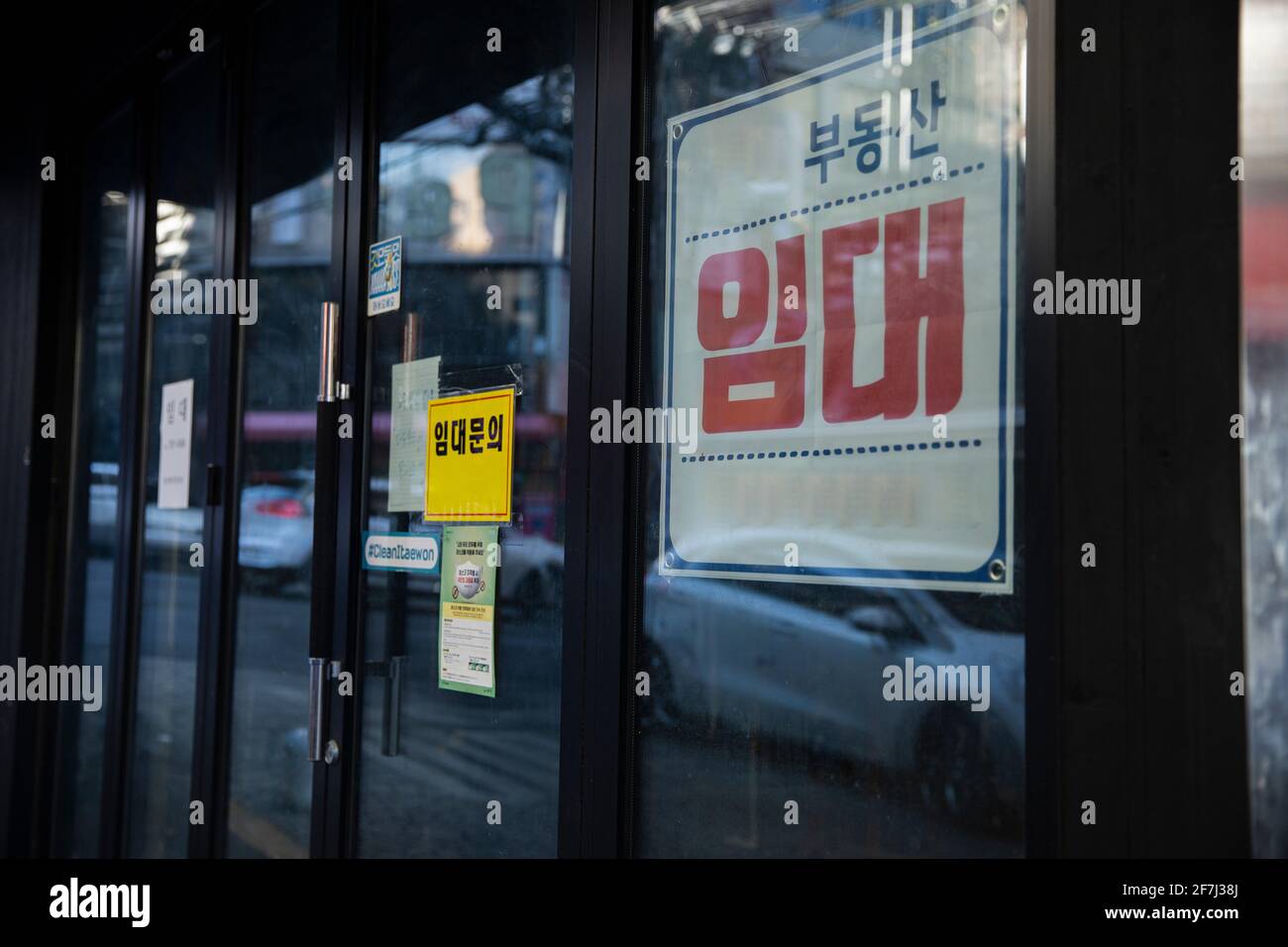 for lease, space for rent signage Stock Photo - Alamy