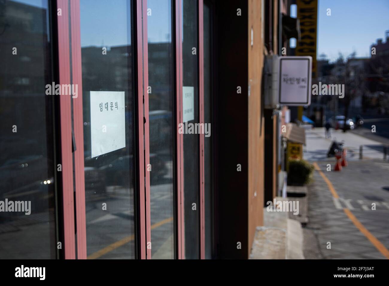 for lease, space for rent signage Stock Photo - Alamy