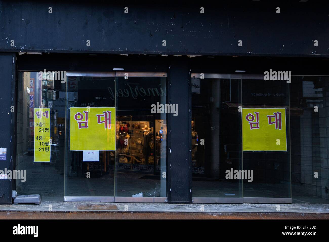 for lease, space for rent signage Stock Photo - Alamy