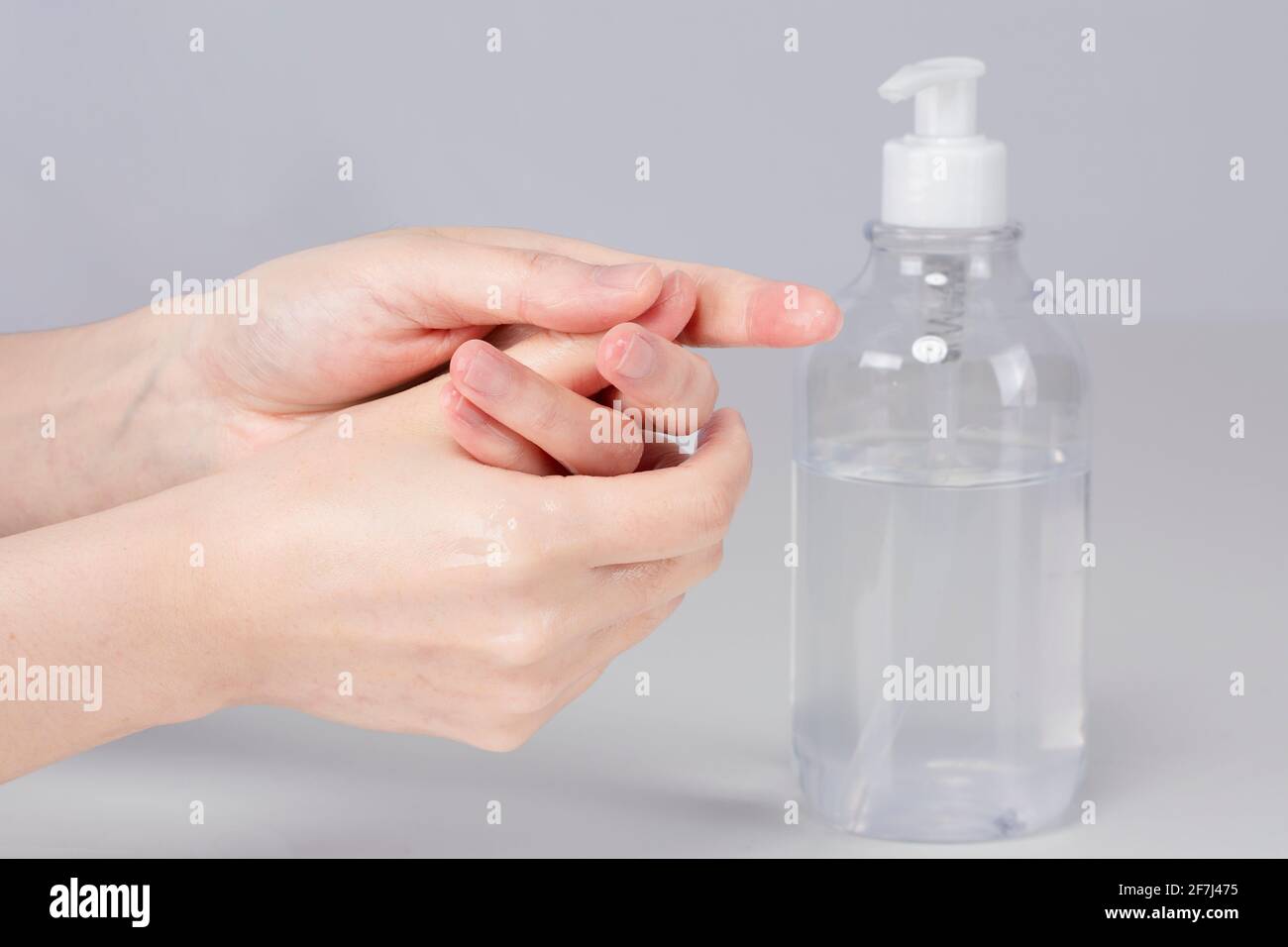 using hand sanitizer, disinfect hands Stock Photo - Alamy
