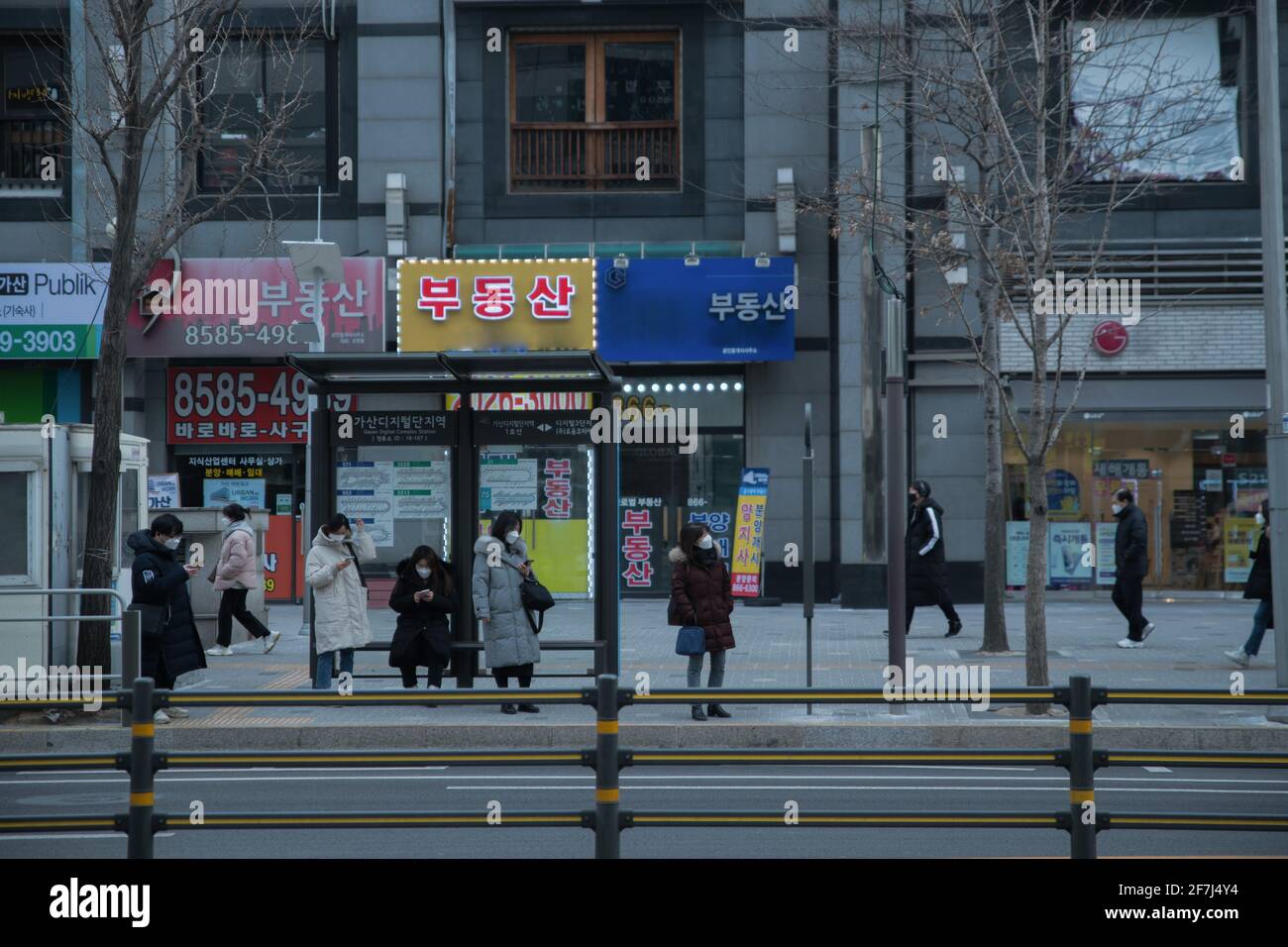 Cold bus stop hi-res stock photography and images - Alamy