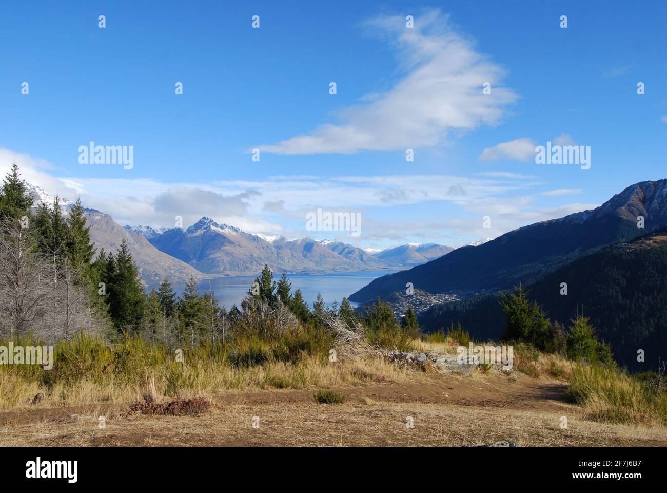 Mountain and lake landscape, Queenstown, New Zealand Stock Photo - Alamy