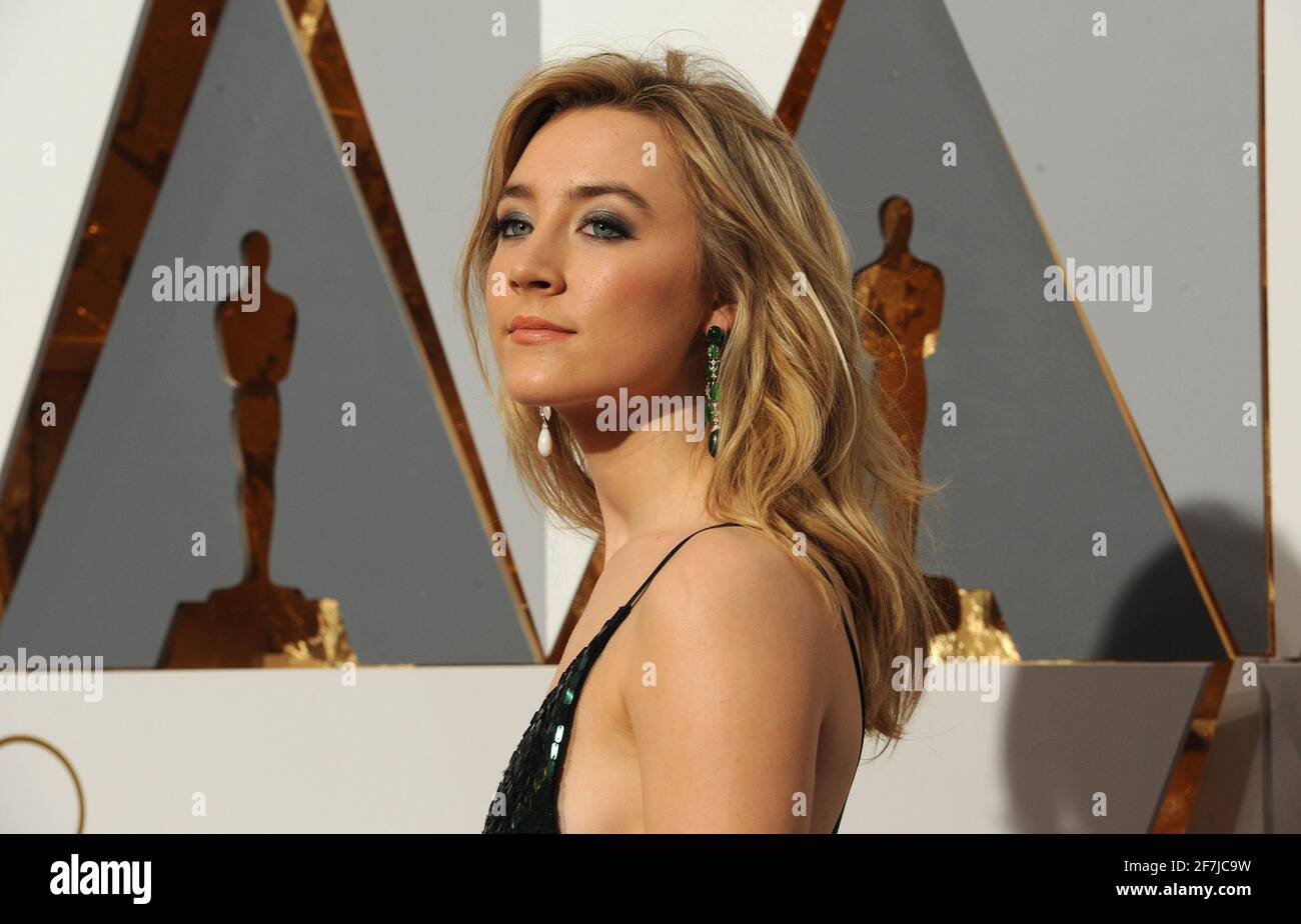 Saoirse ronan arrives academy awards hi-res stock photography and ...