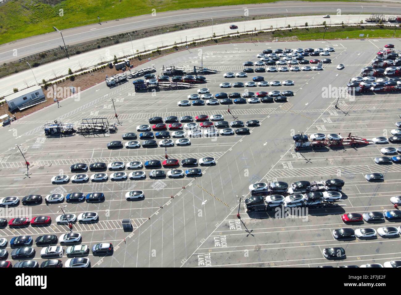 Trucks being loaded hi-res stock photography and images - Alamy