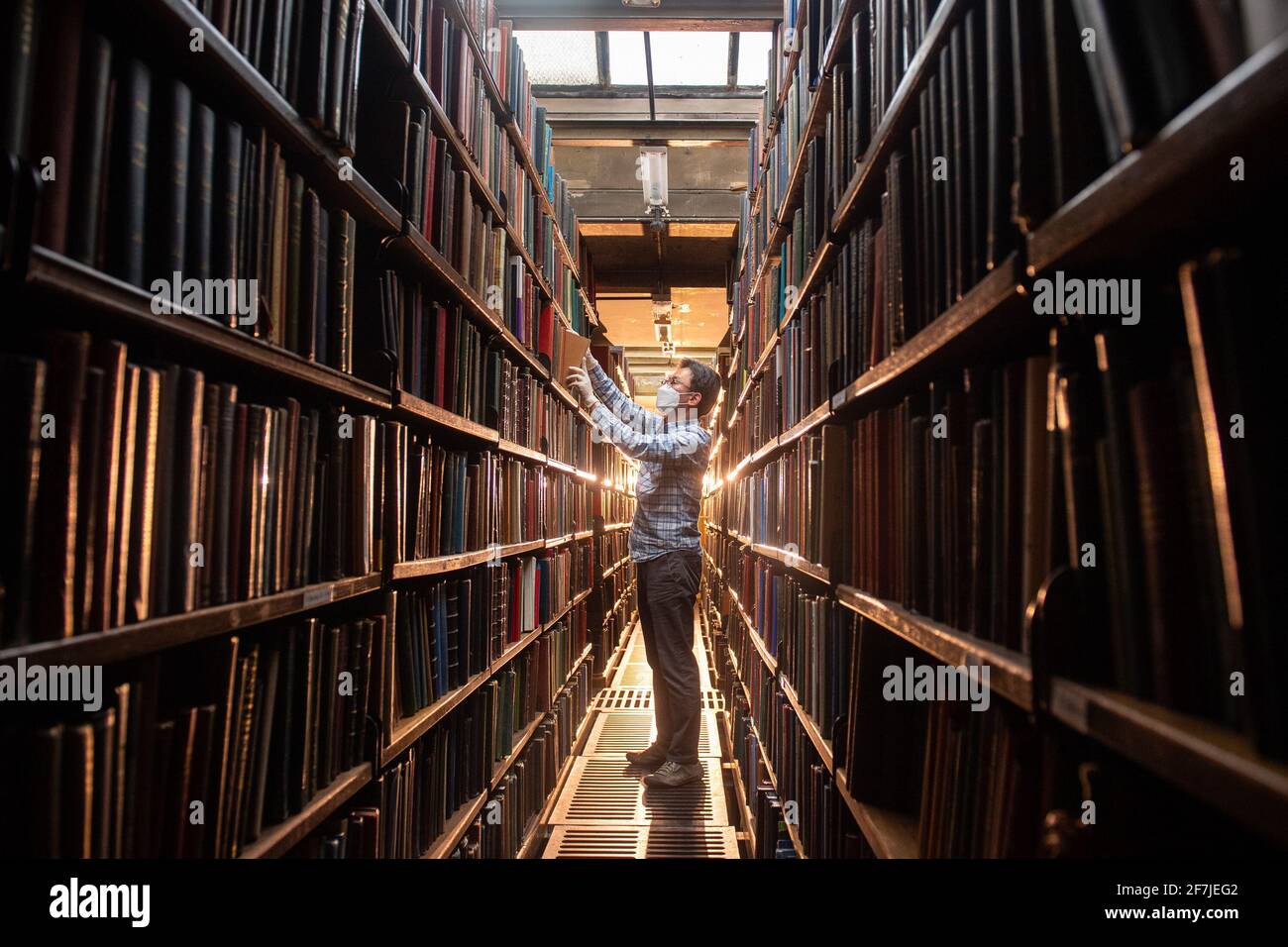 London library st james square hi-res stock photography and images - Alamy