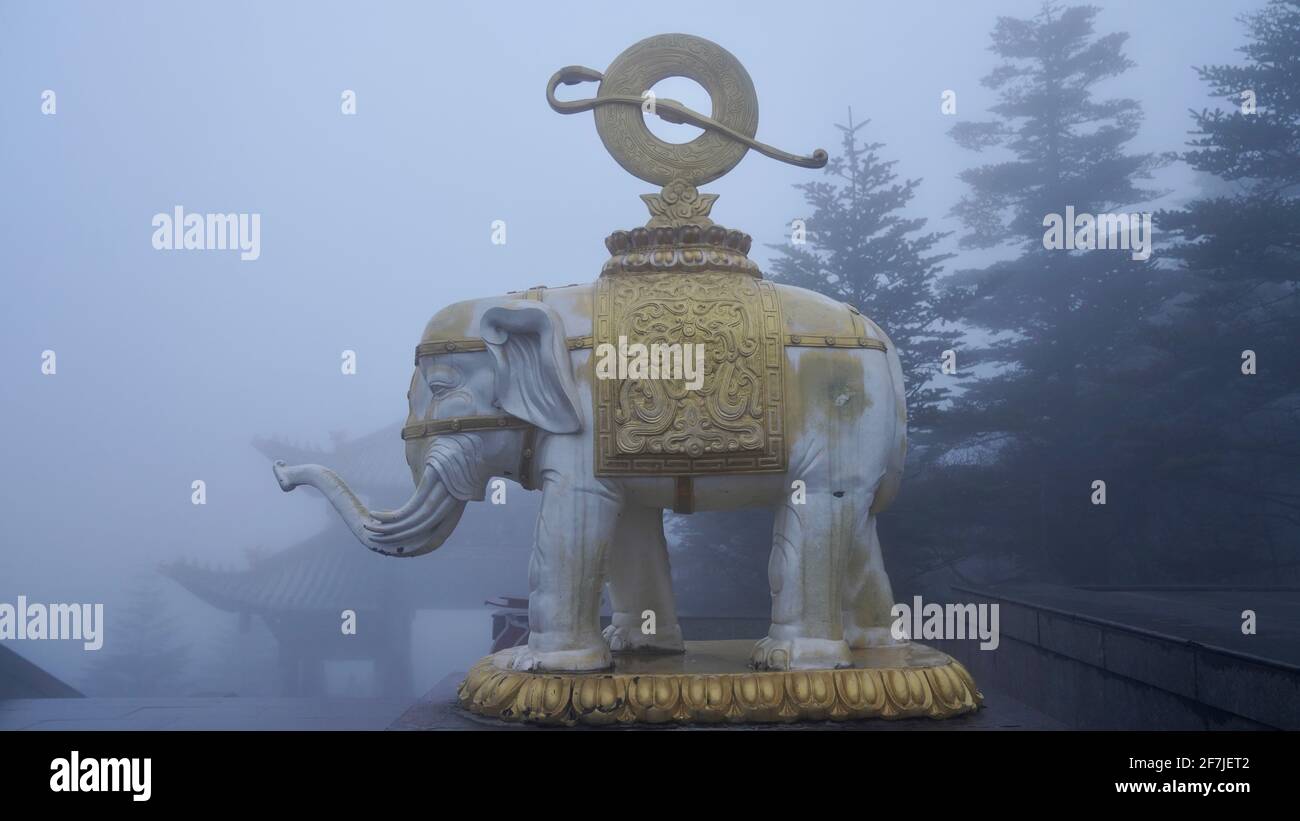 Statue in heavy fog hi-res stock photography and images - Alamy