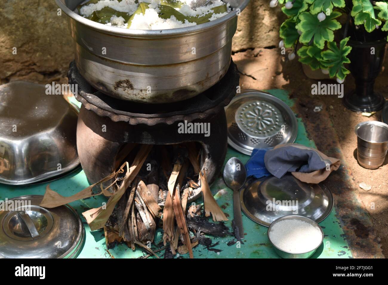 Indian traditional cooking time in the village Stock Photo - Alamy