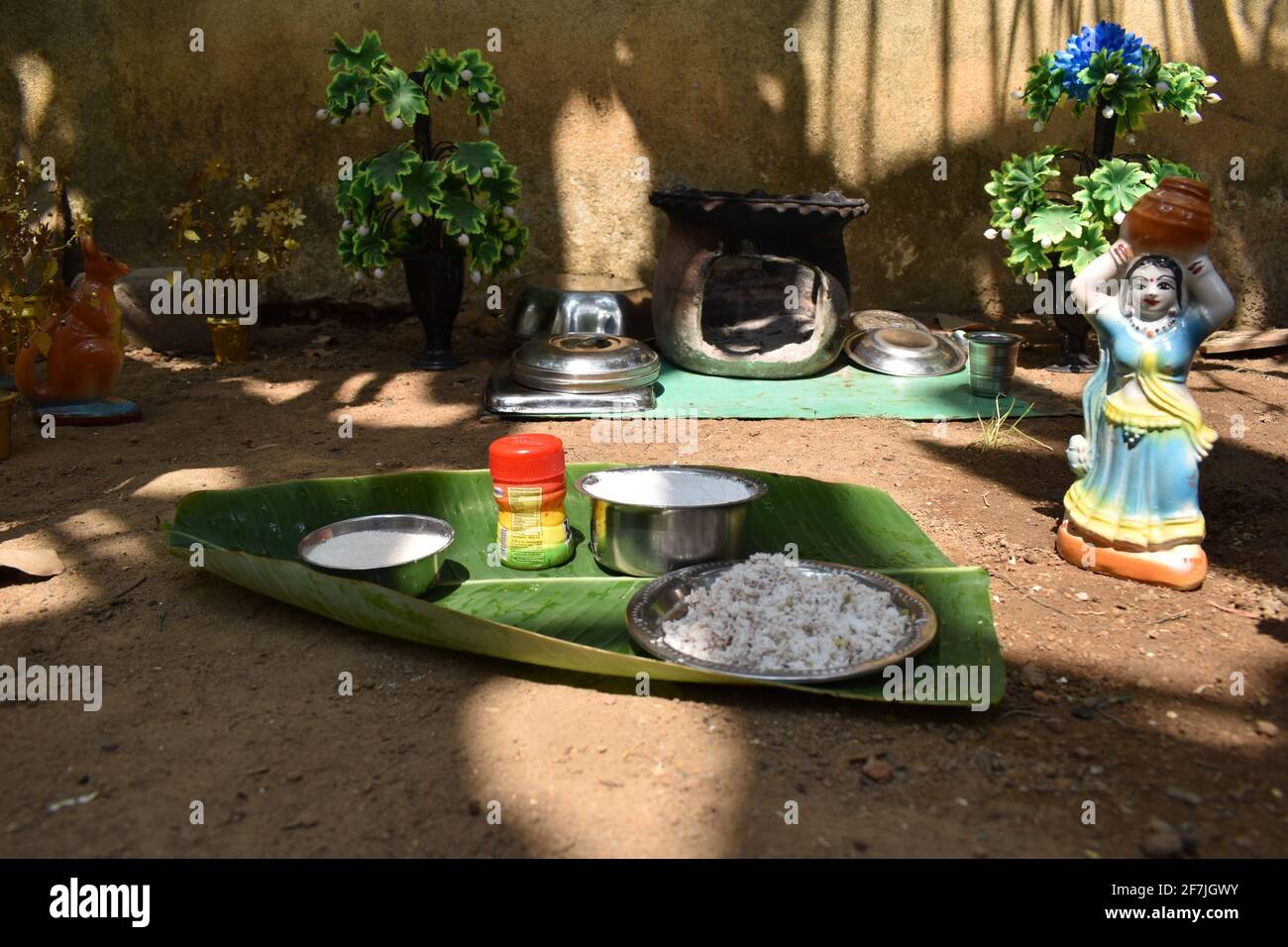 Indian traditional cooking time in the village Stock Photo - Alamy