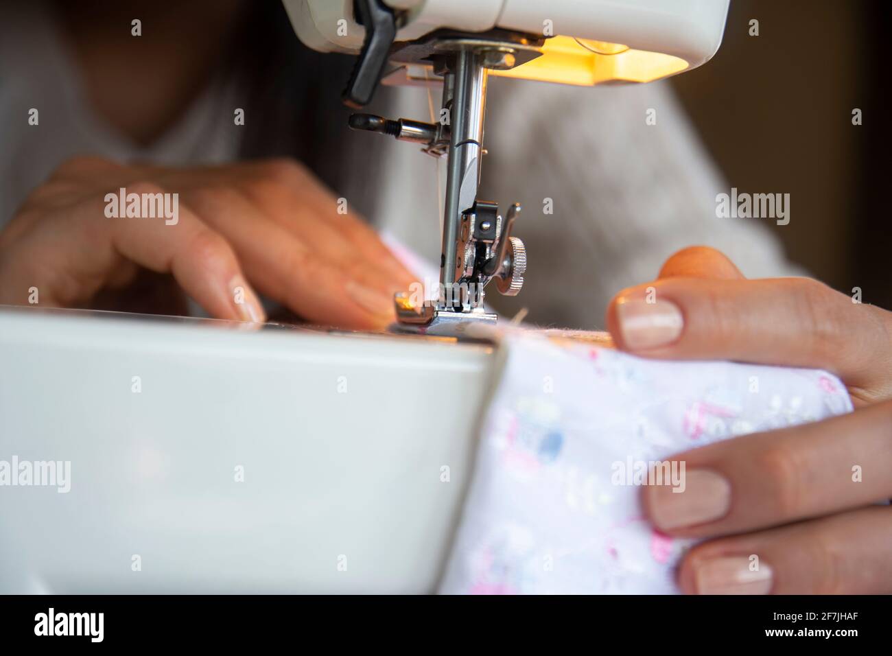 Sews clothes hi-res stock photography and images - Alamy