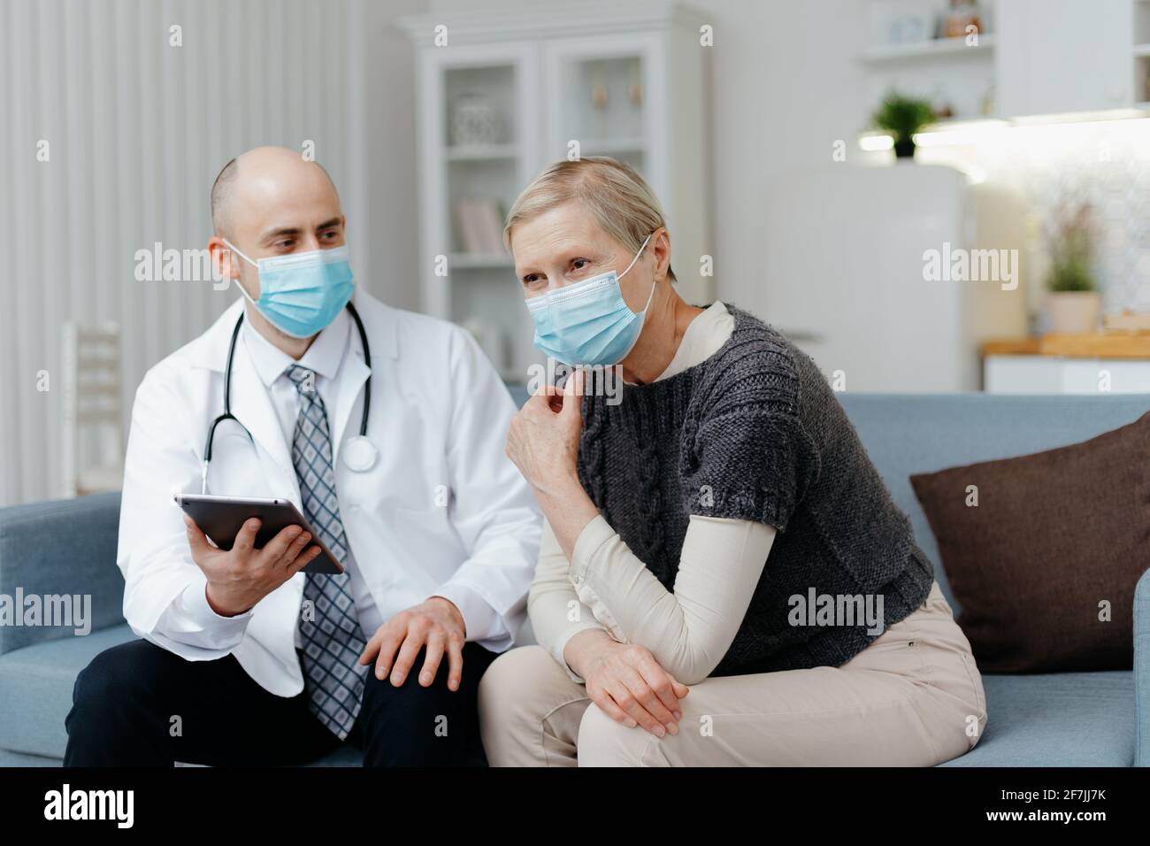 Doctor patient discussing something tablet hi-res stock photography and ...