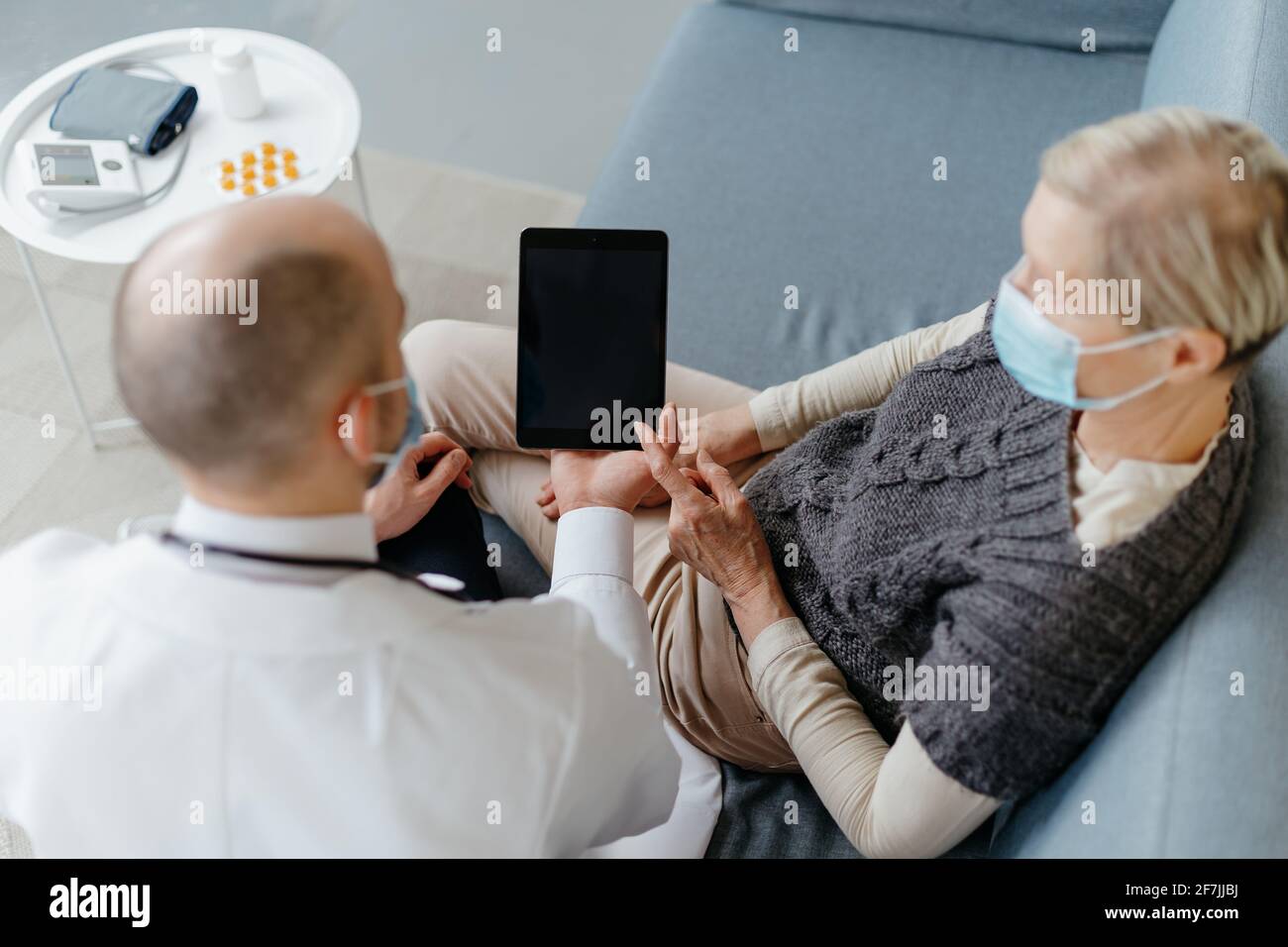 Doctor patient sitting discussing something hi-res stock photography ...