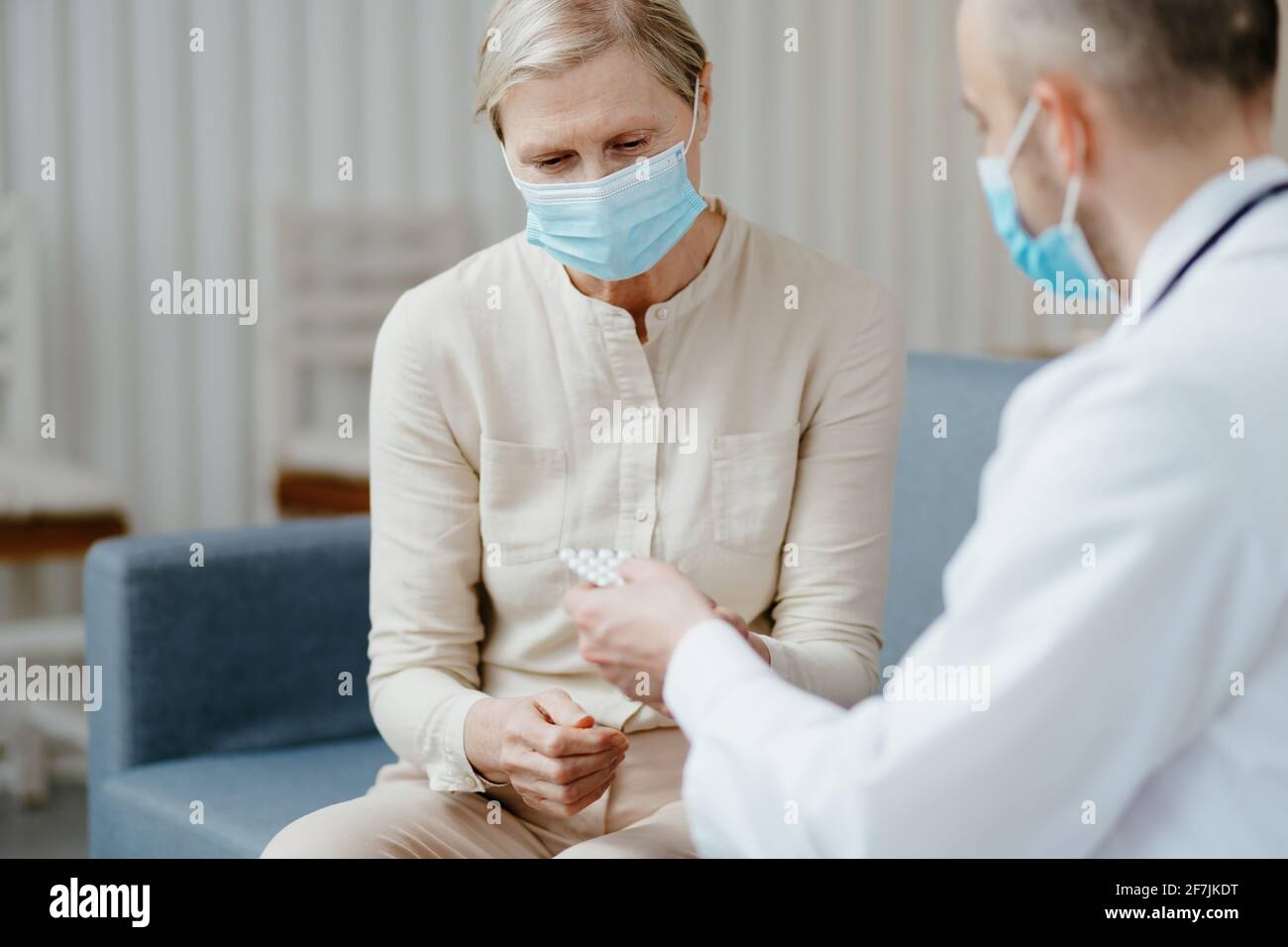 Doctor home visit hi-res stock photography and images - Alamy