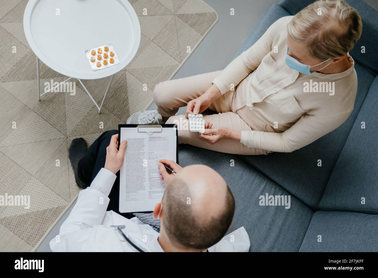 Doctor prescribing drug to patient hi-res stock photography and images ...