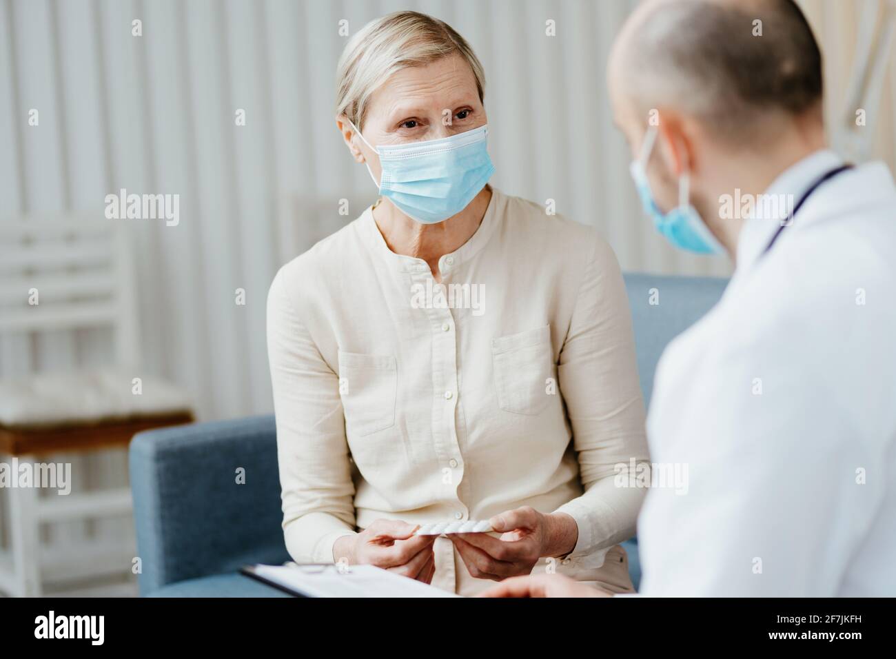 Doctor giving pills patient table hi-res stock photography and images ...
