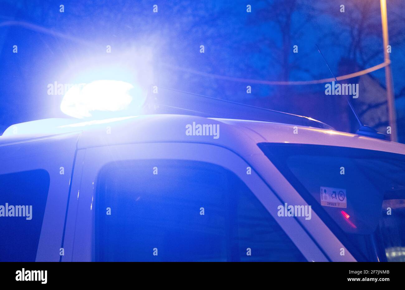 Polizeiwagen mit Blaulicht im Einsatz. -- Police car with bluelight in ...
