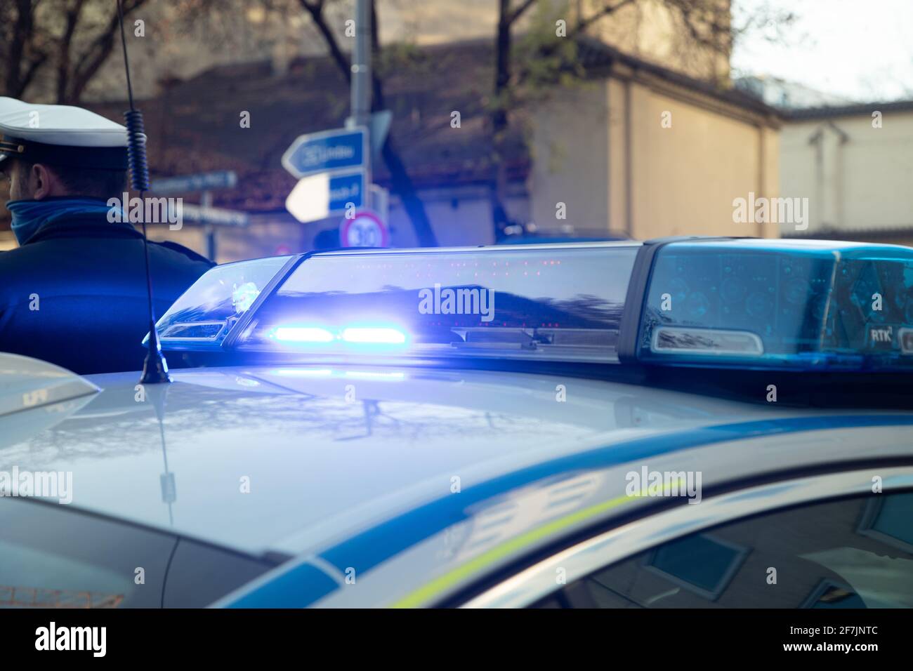 Polizeiwagen mit Blaulicht im Einsatz. -- Police car with bluelight in ...
