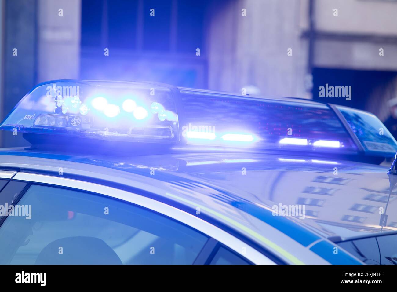 Polizeiwagen mit Blaulicht im Einsatz. -- Police car with bluelight in ...
