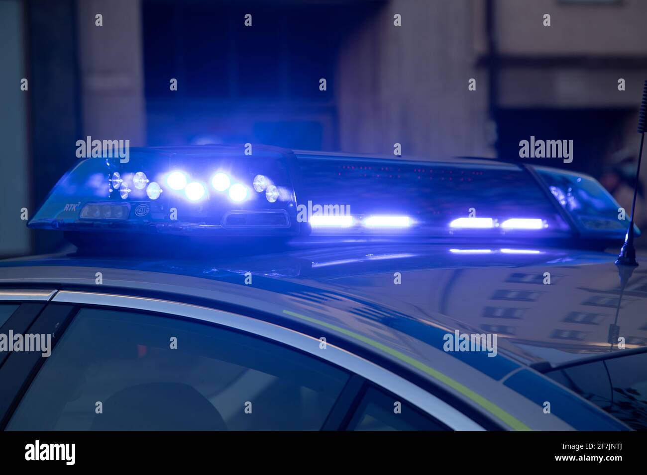 Polizeiwagen mit Blaulicht im Einsatz. -- Police car with bluelight in ...