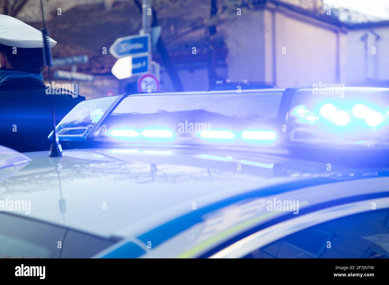 Polizeiwagen mit Blaulicht im Einsatz. -- Police car with bluelight in ...