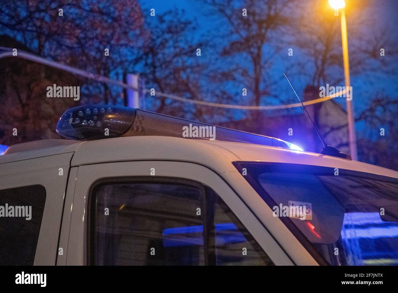 Polizeiwagen mit Blaulicht im Einsatz. -- Police car with bluelight in ...