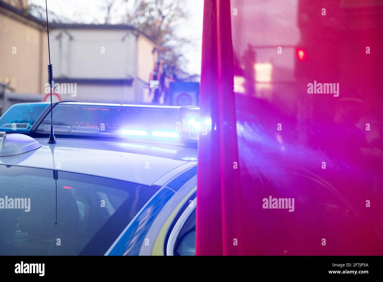 Rotes Tuch steht vor Polizeiwagen mit Blaulicht im Einsatz. -- Red flag ...