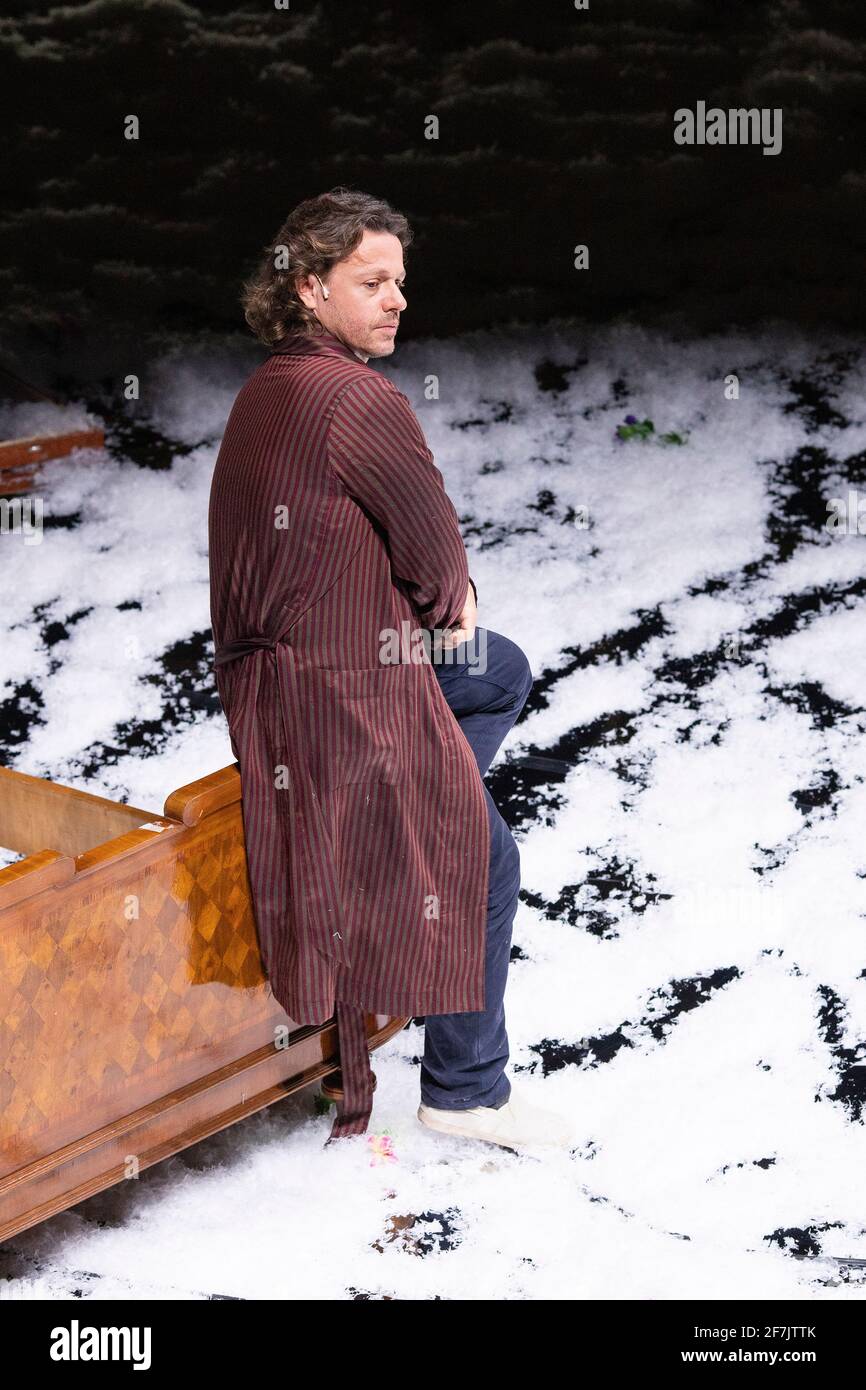 Male opera singer hi-res stock photography and images - Alamy