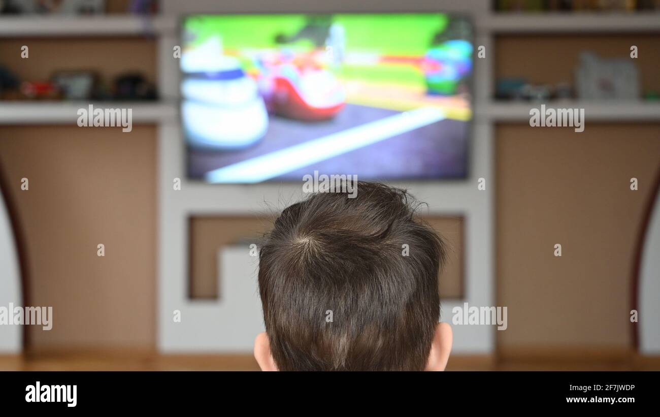 Toddler watching tv hi-res stock photography and images - Alamy