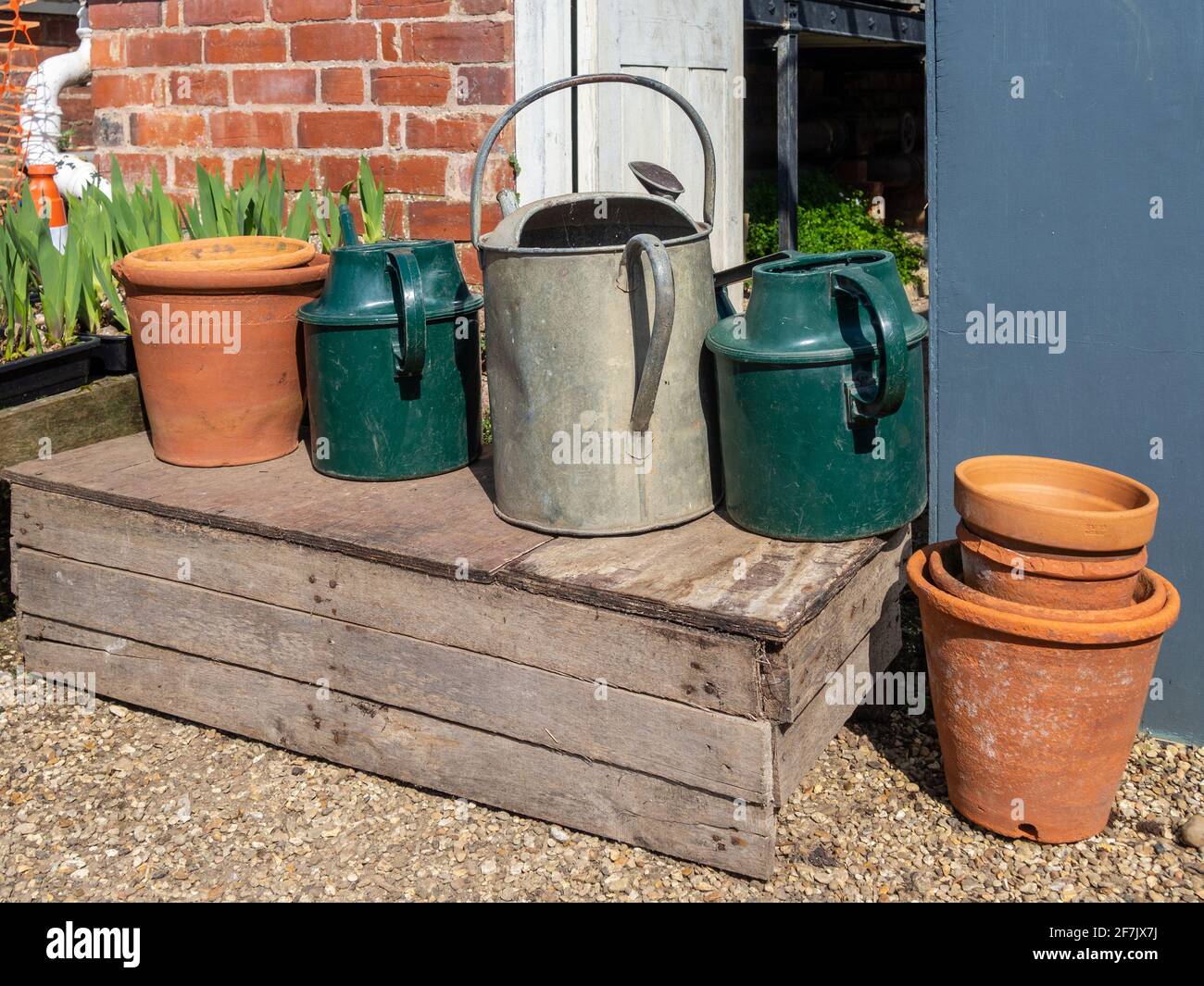 Terracotta pots uk hi-res stock photography and images - Alamy
