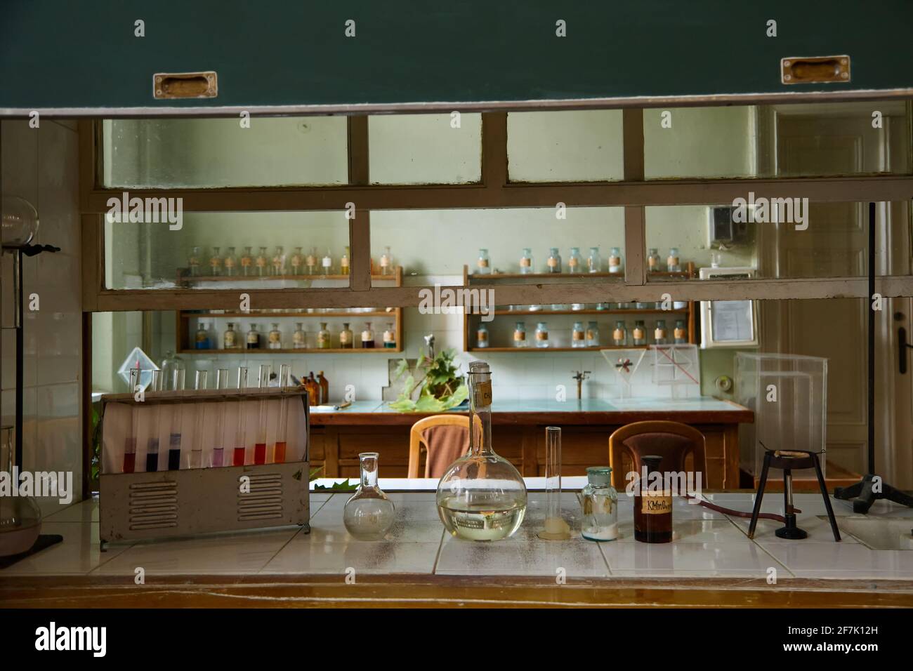 Messy laboratory hi-res stock photography and images - Alamy