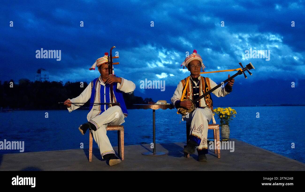 Erhu hi-res stock photography and images - Alamy