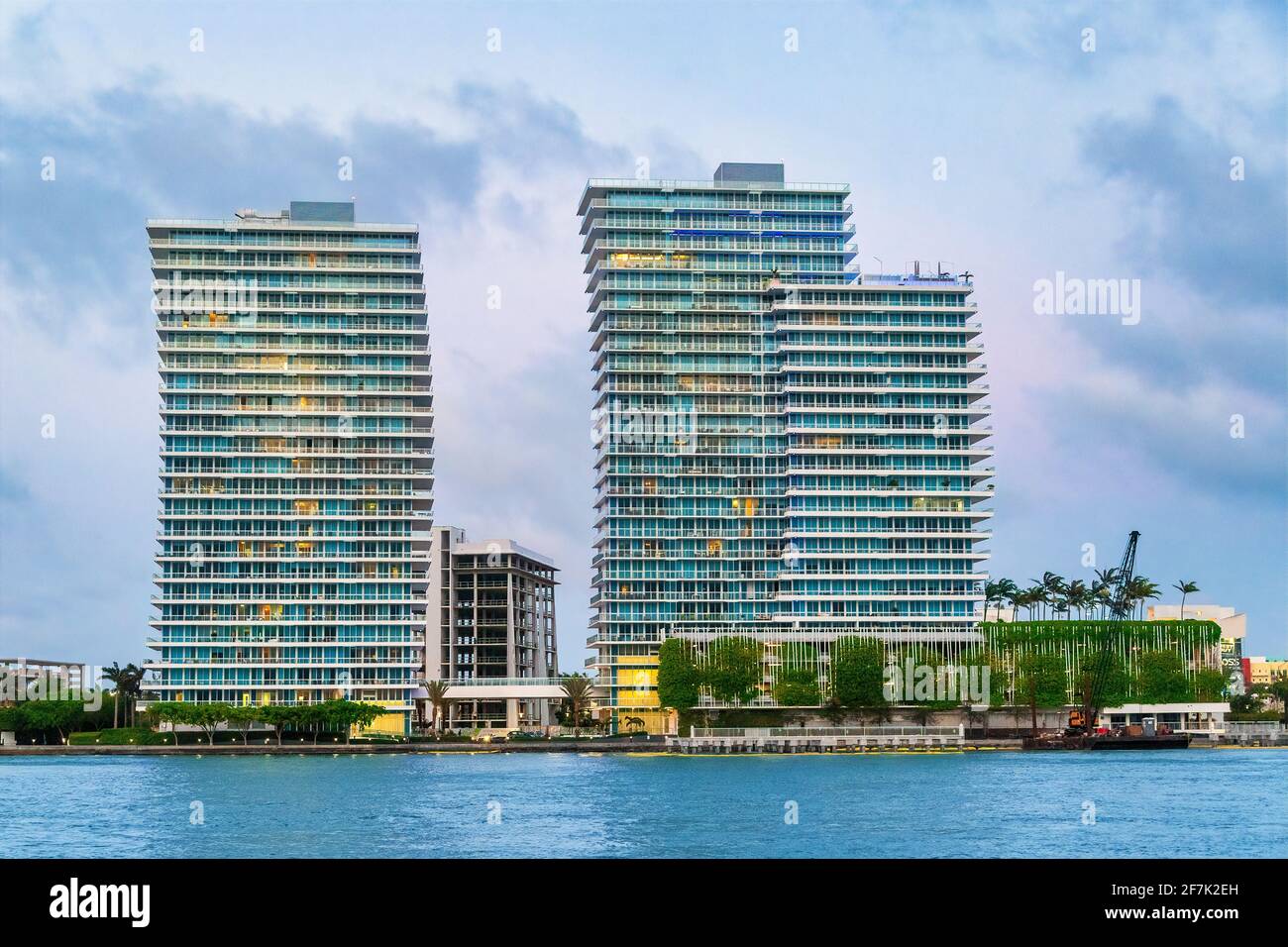 Florida apartment building hi-res stock photography and images - Alamy