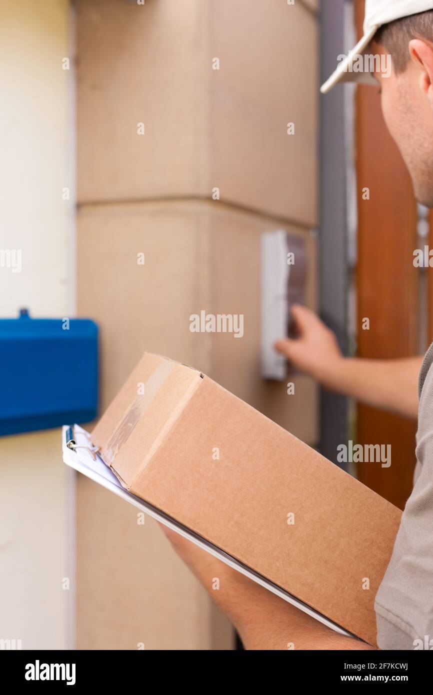 Ringing the front door bell hi-res stock photography and images - Alamy