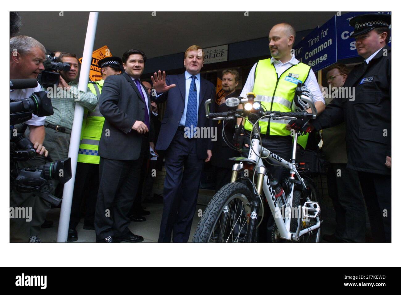 Charles Kennedy Jun 2001 visits the Fawcett St. Police Station in ...