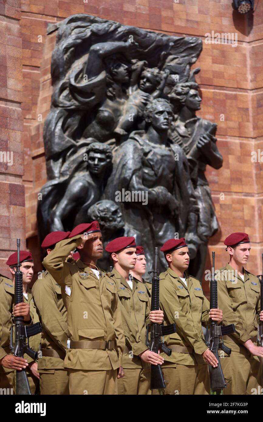 Jerusalem, Israel. 08th Apr, 2021. Israeli soldiers pay tribute during ...