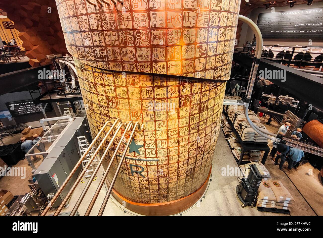 Starbucks reserve roastery shanghai hi-res stock photography and images ...