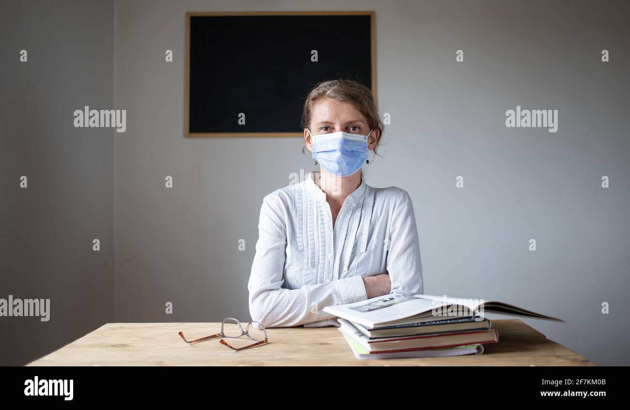 teacher in classroom wearing a medical mask school reopening Stock ...